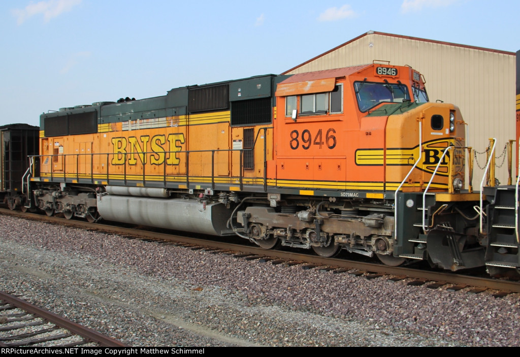 BNSF 8946